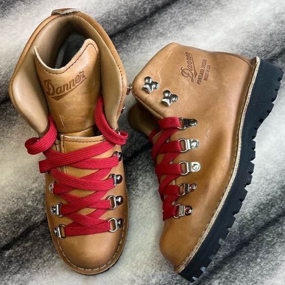 Danner | Shoes | Danner Mountain Light Cascade Brown Leather Lace Up ...